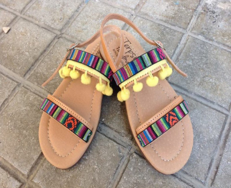 Παιδικά δερμάτινα σανδάλια boho chic με εθνικ τρέσσα και κίτρινο πον ...